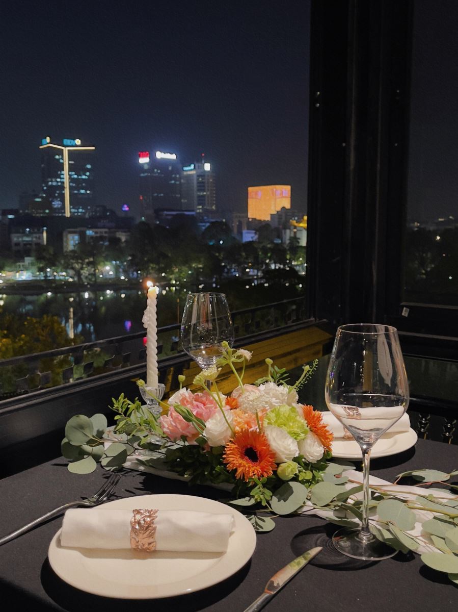 NEVER ARRIVE IN A RUSH,